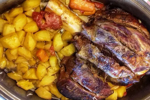 Koljenica Sauerkraut mit Eisbein und Polenta
